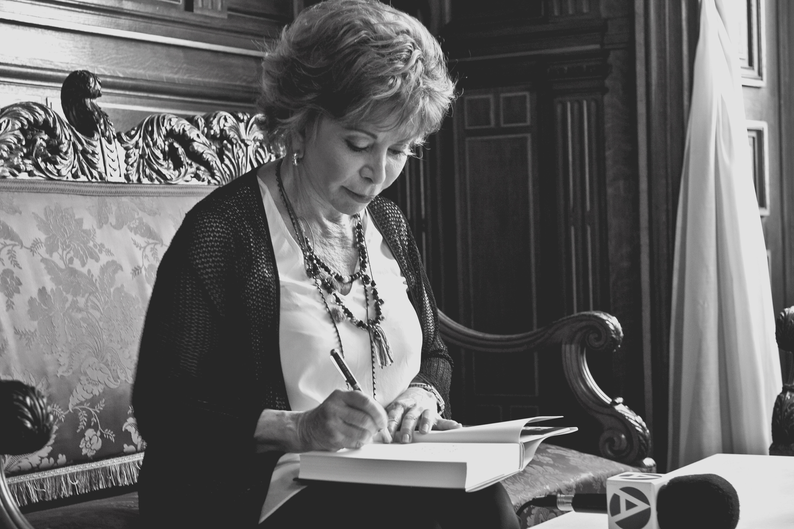 50 escritoras en español de todos los tiempos y por qué deberías ...